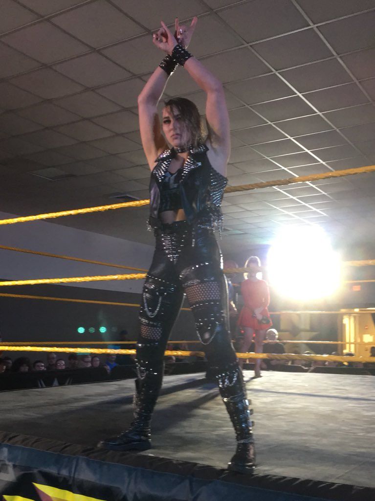 Signature pose | Scrolller