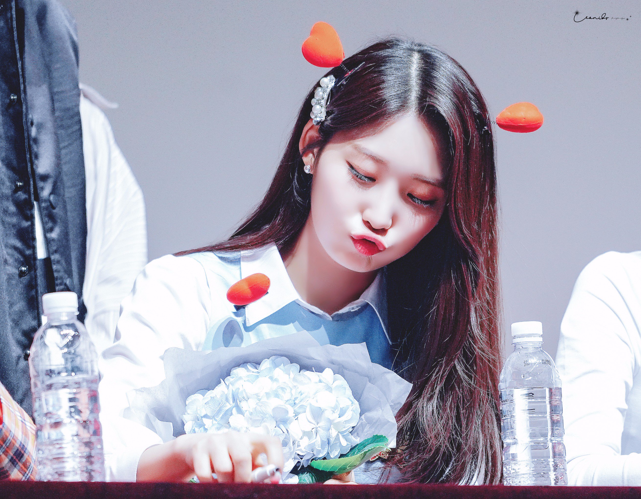 Sihyeon admiring her work | Scrolller