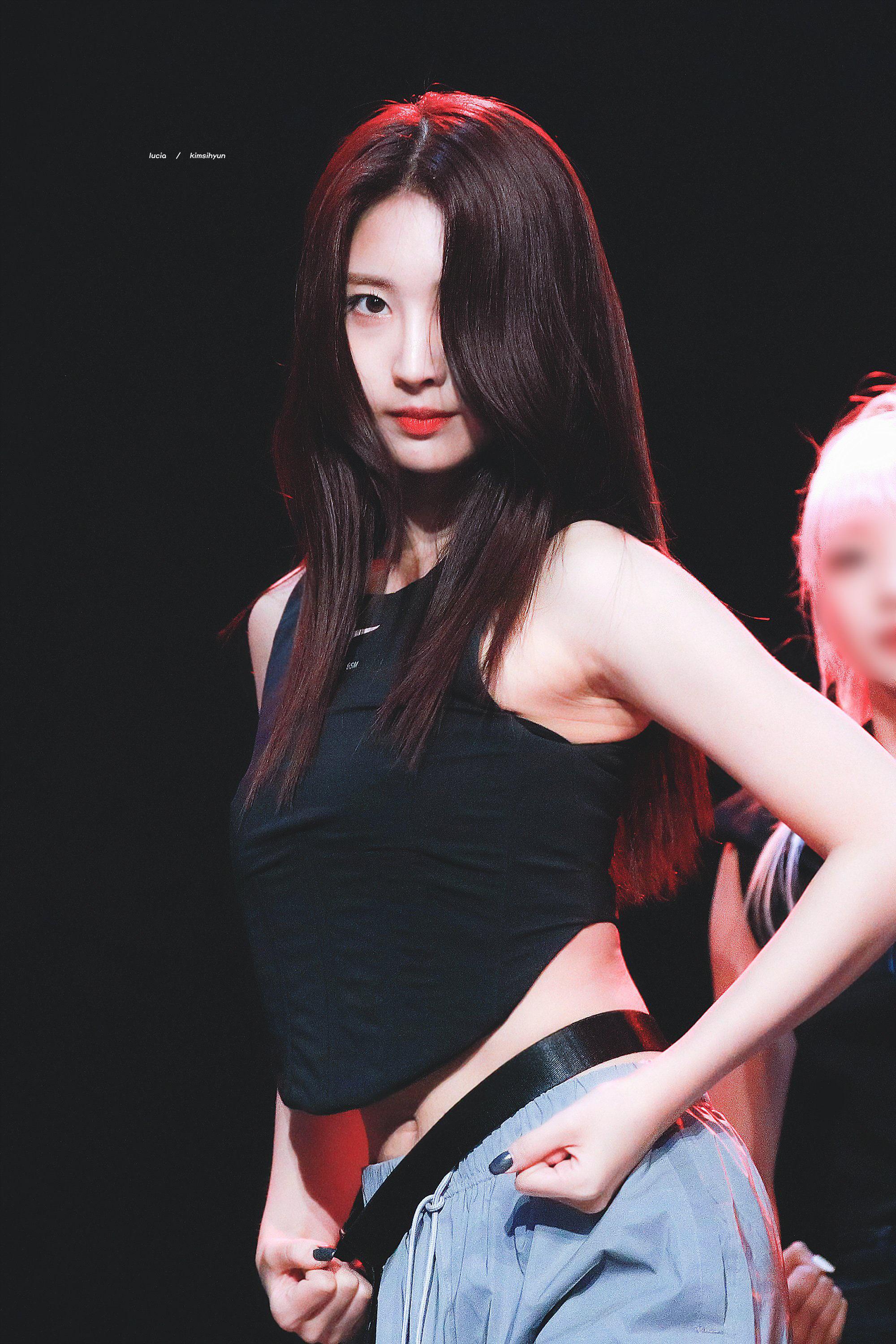 Sihyeon - Everglow | Scrolller