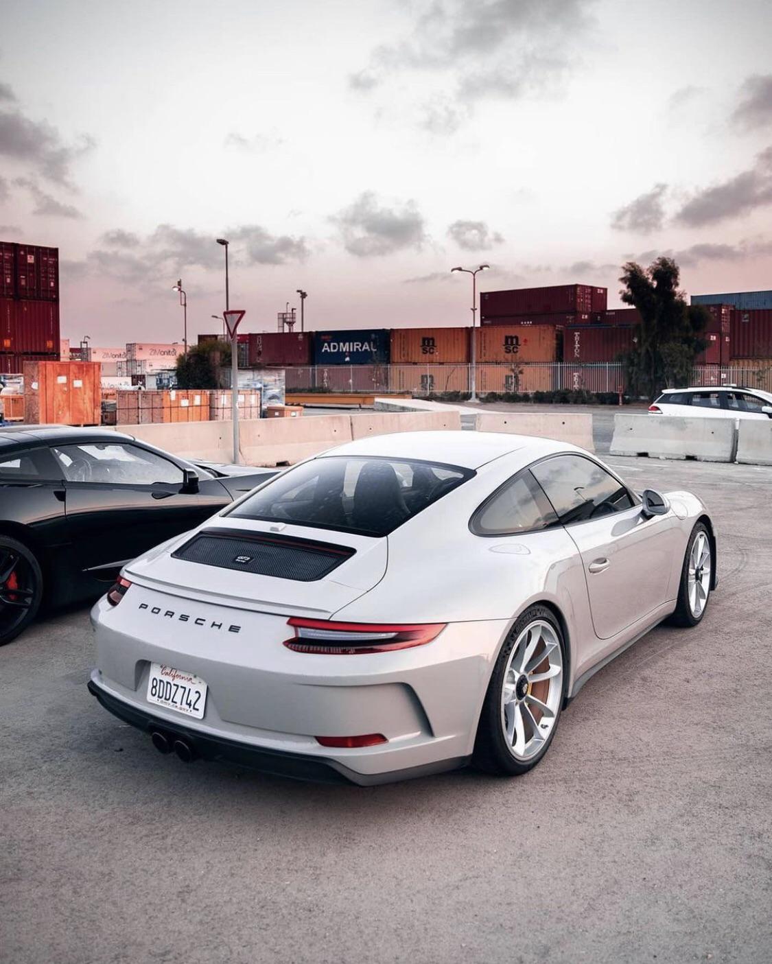 Silver Porsche GT3 | Scrolller