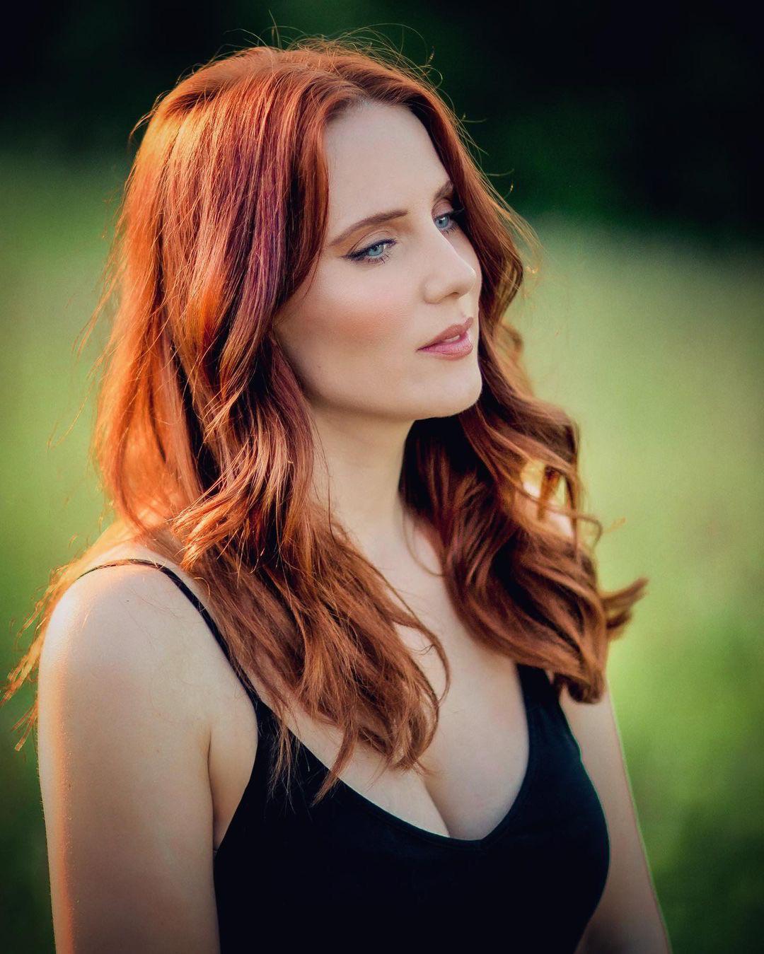 Simone Simons has some pretty cleavage. | Scrolller