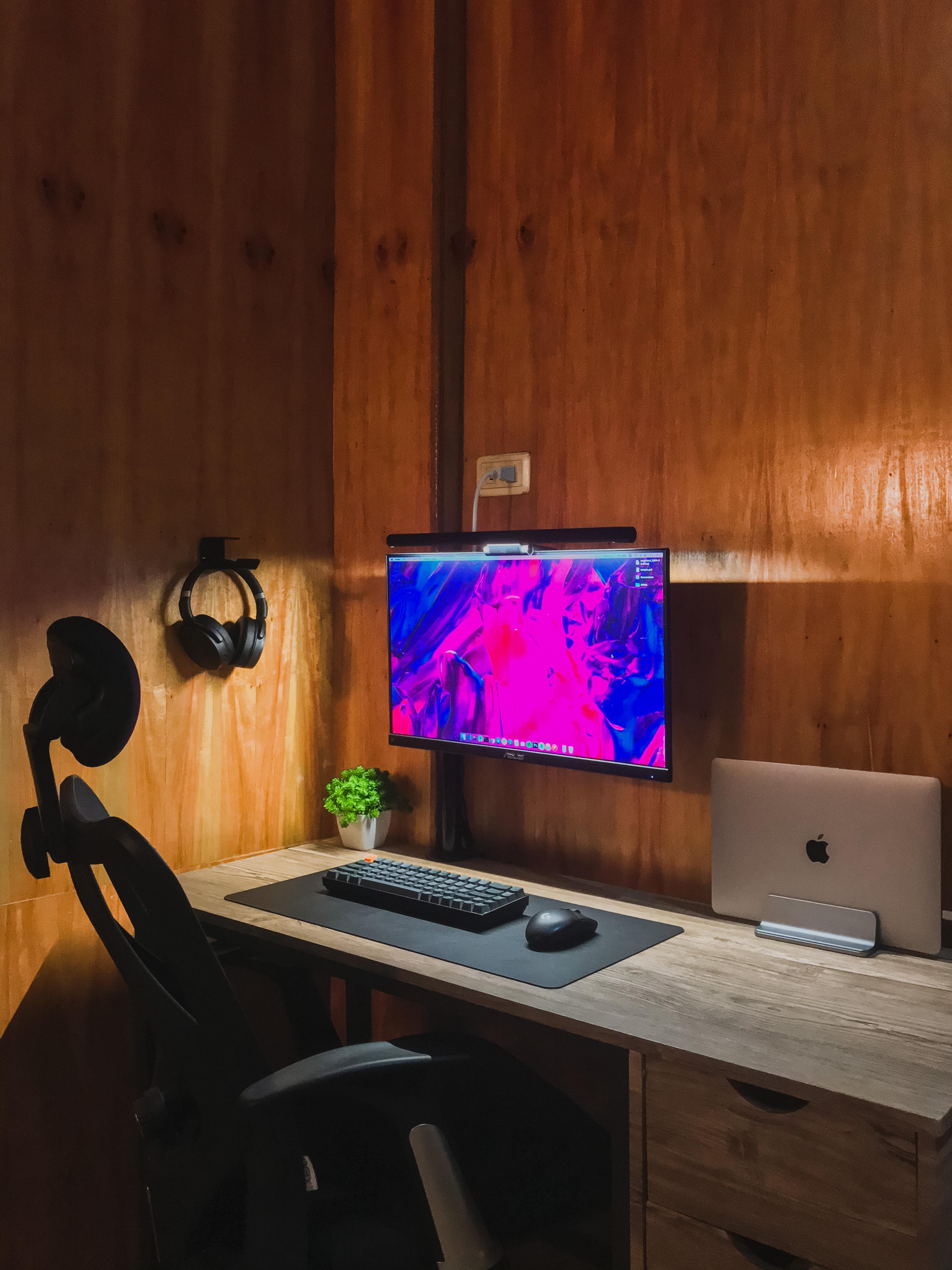 Simple work setup with 144hz monitor | Scrolller