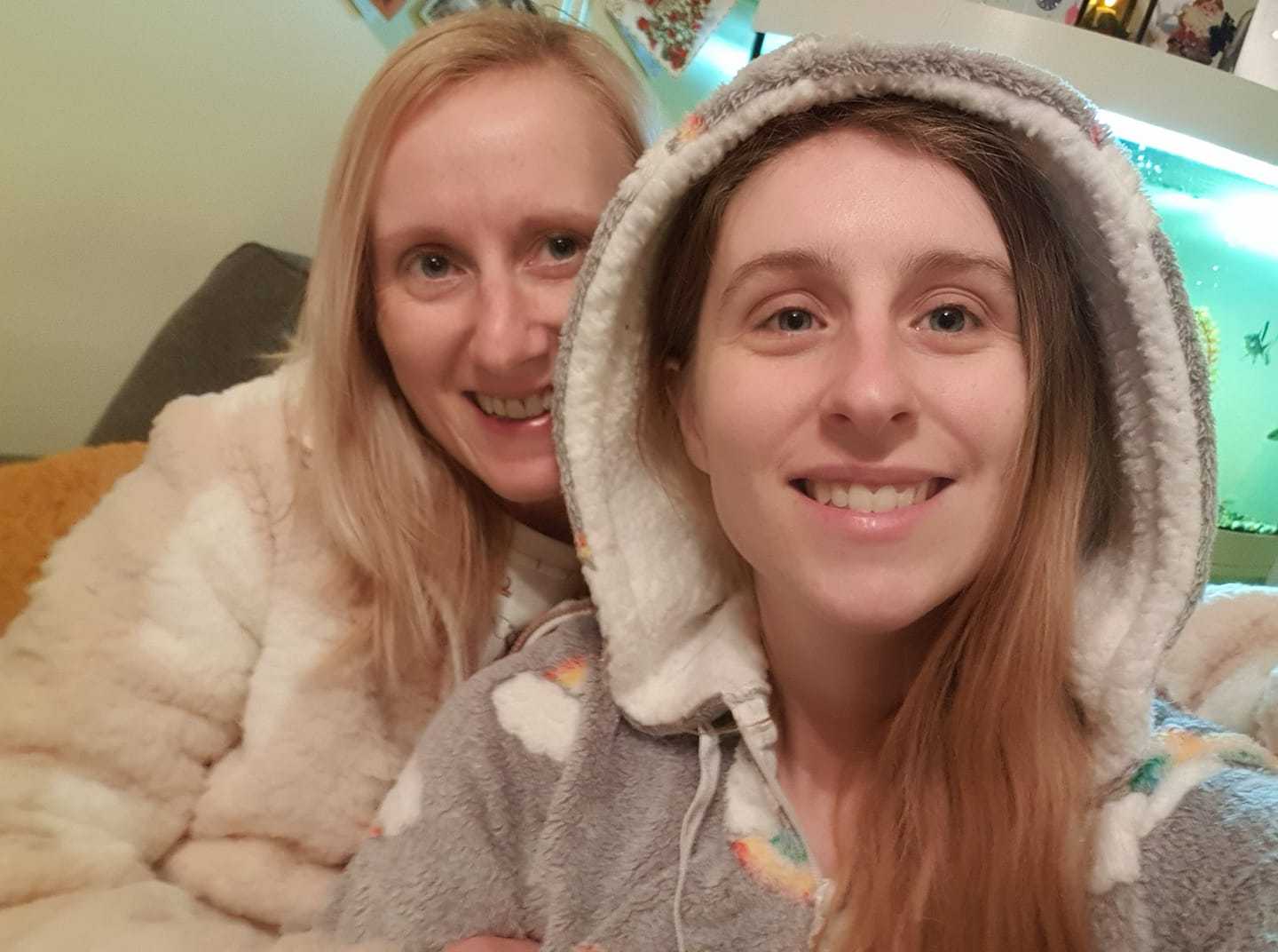 Sister And Mother Scrolller