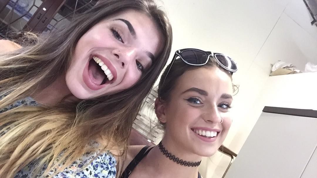 Sisters Scrolller