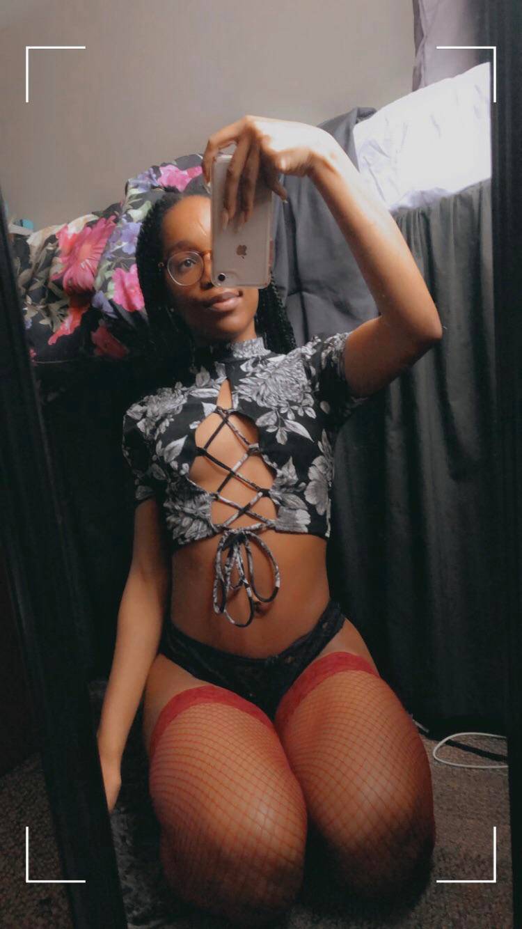 sitting pretty in my dorm 💕 | Scrolller