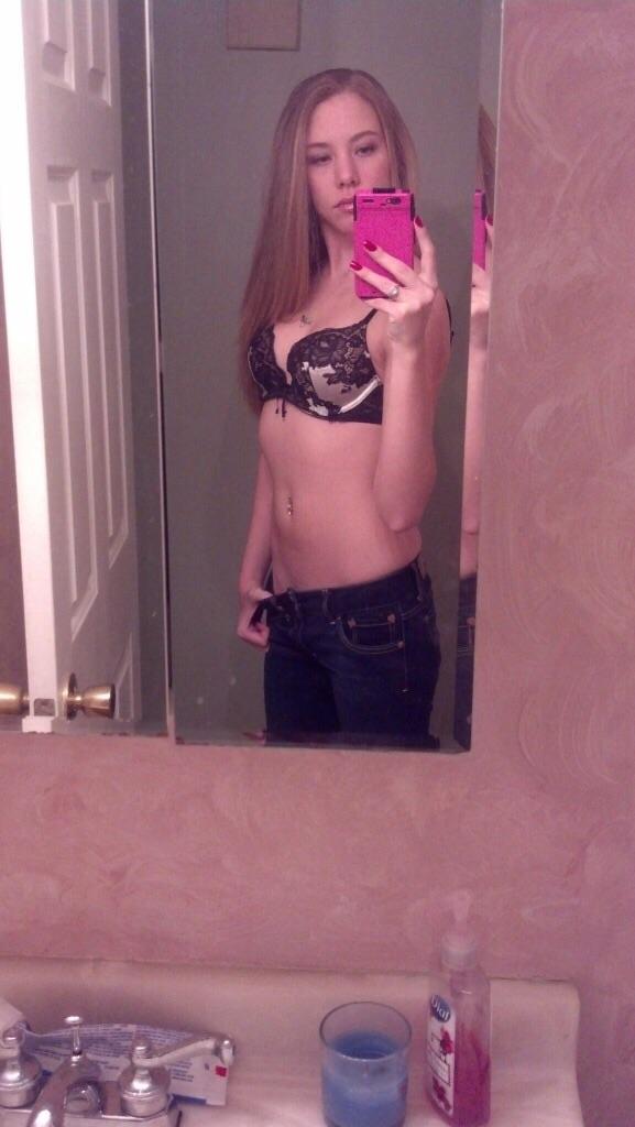 Skinny Jeans and push up bra | Scrolller