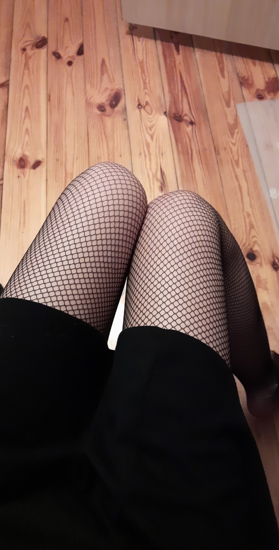 Skinny legs fishnets | Scrolller
