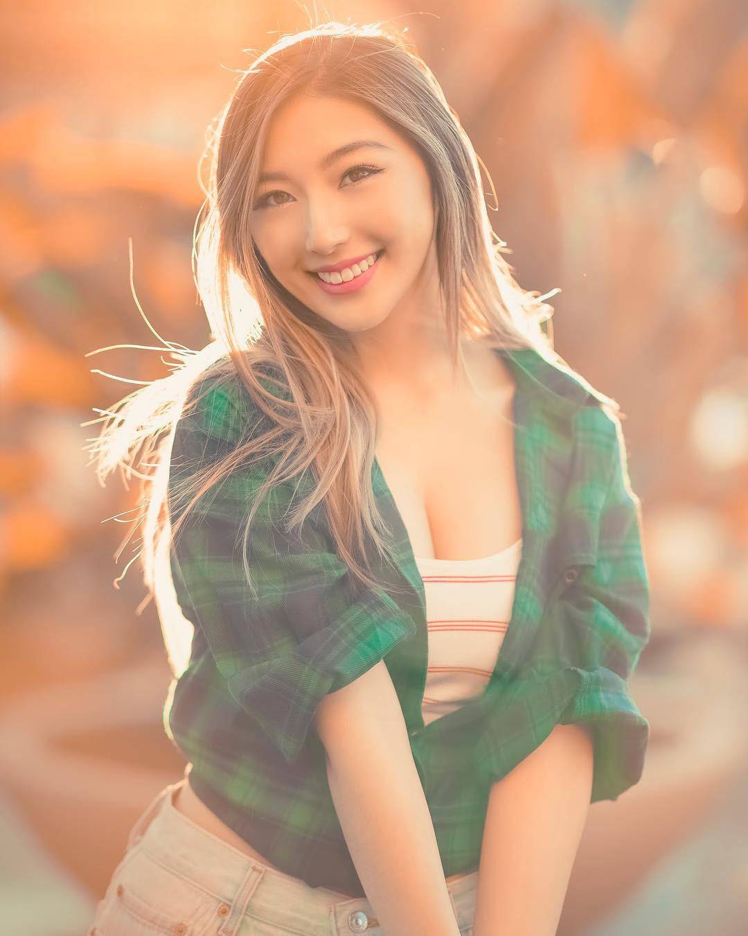 Slight cleavage 😍👀 | Scrolller