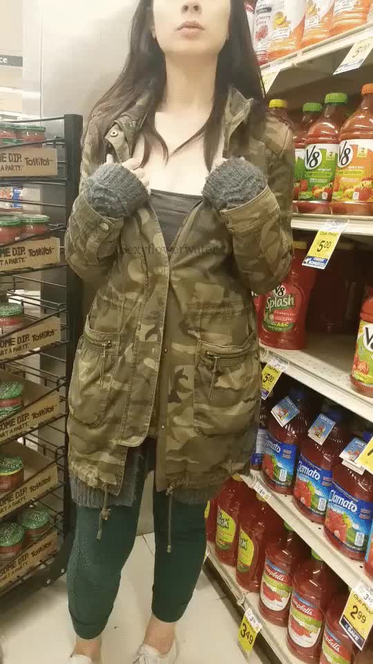 Small flash in the grocery store | Scrolller