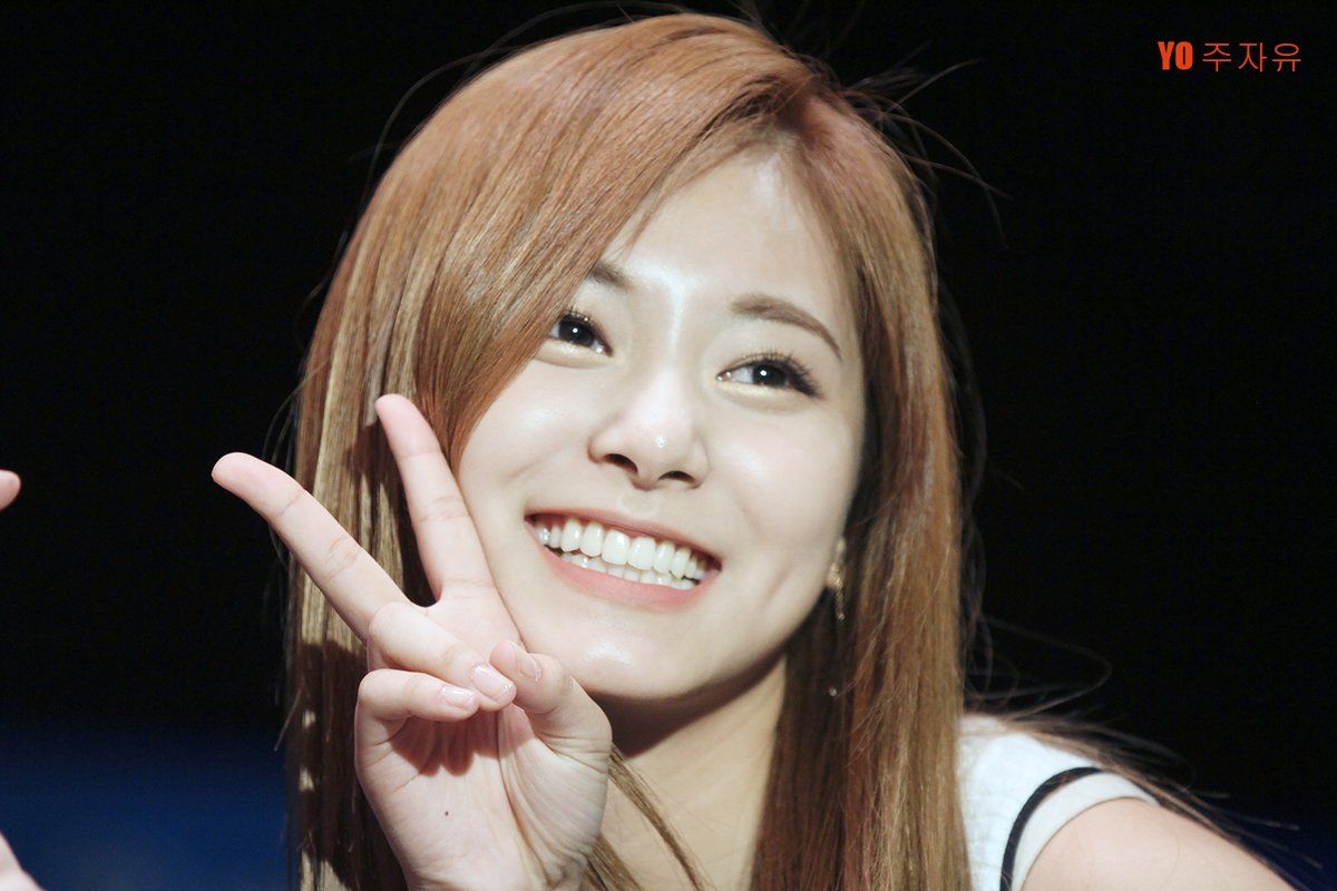 Smiling Tzuyu | Scrolller