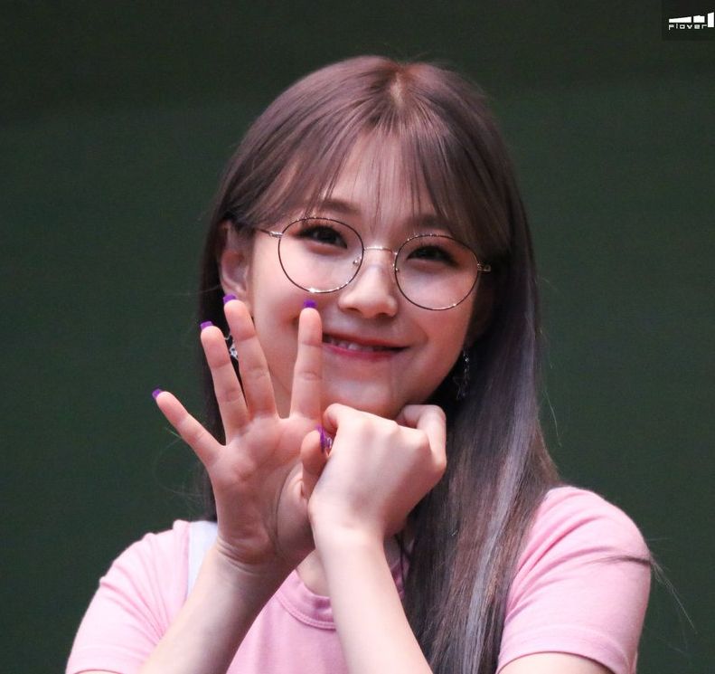smol Jiheon wave 👋 | Scrolller
