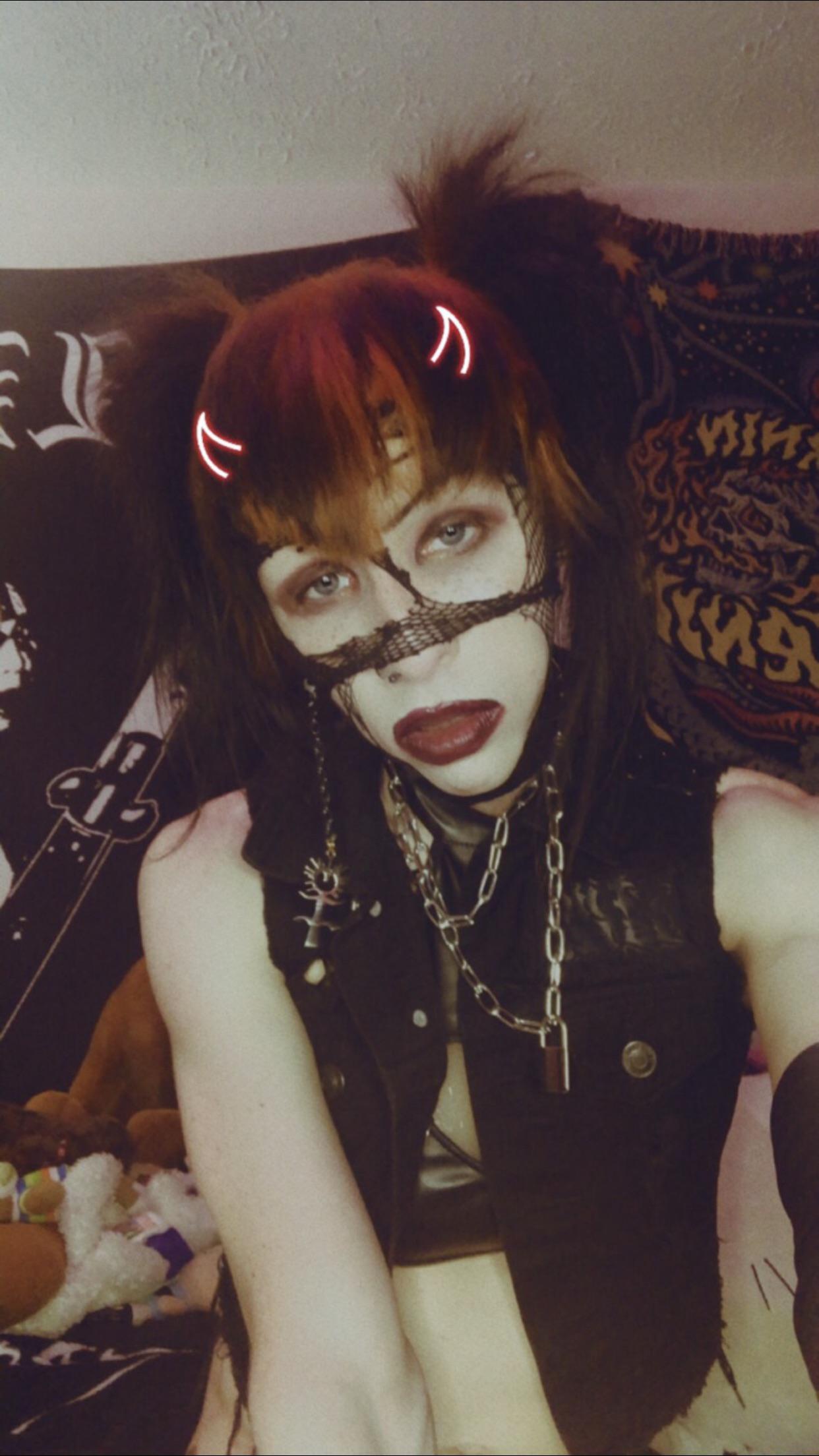 Smol tiddie goth gf ready for your love🥺🖤🥵 | Scrolller