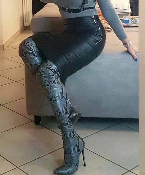 Snake boots | Scrolller