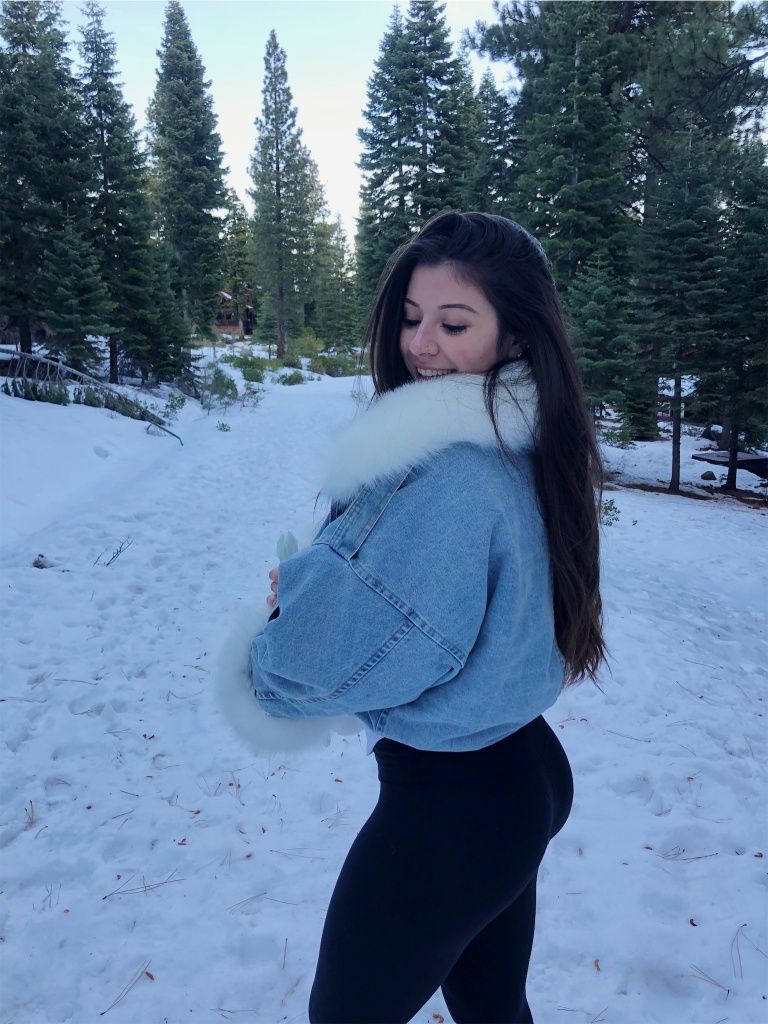 Snow yoga | Scrolller