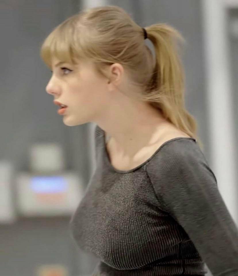 So full in a tight sweater | Scrolller