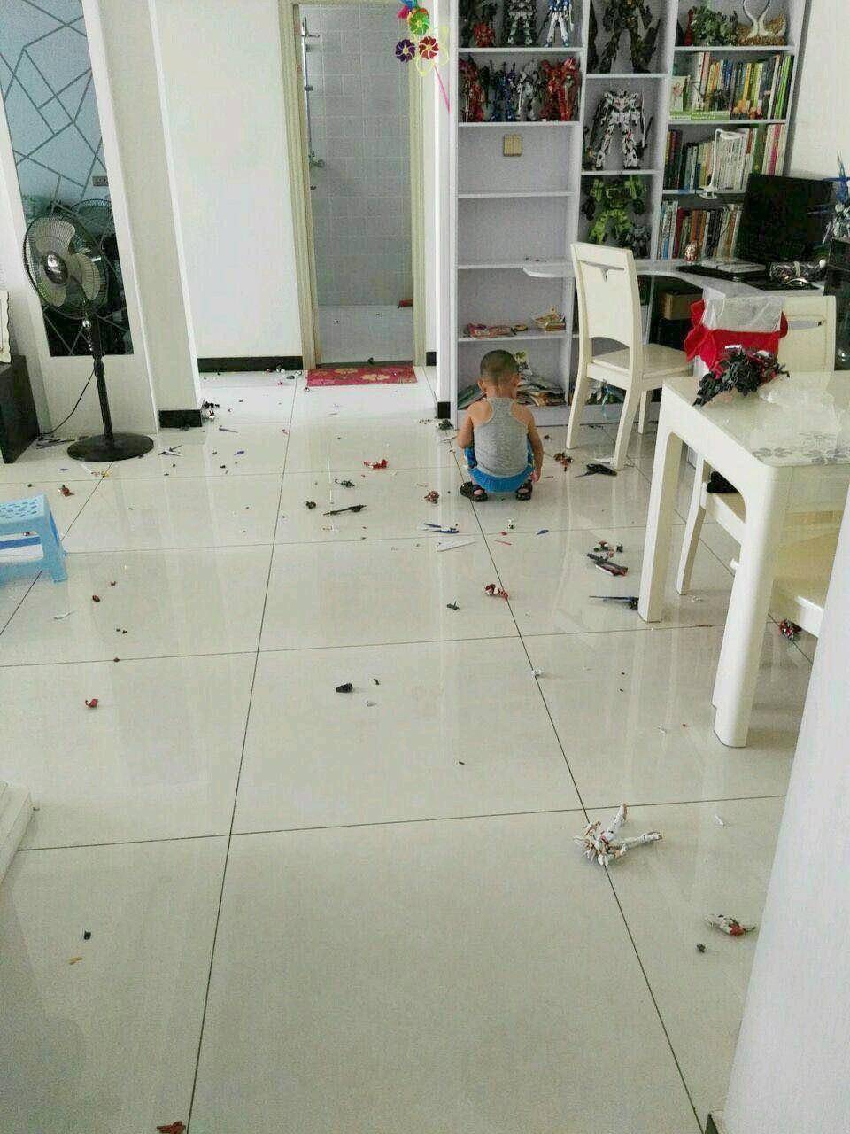 Someone’s kid got into their gundam collection. Yes. The kid broke a lot of them. | Scrolller