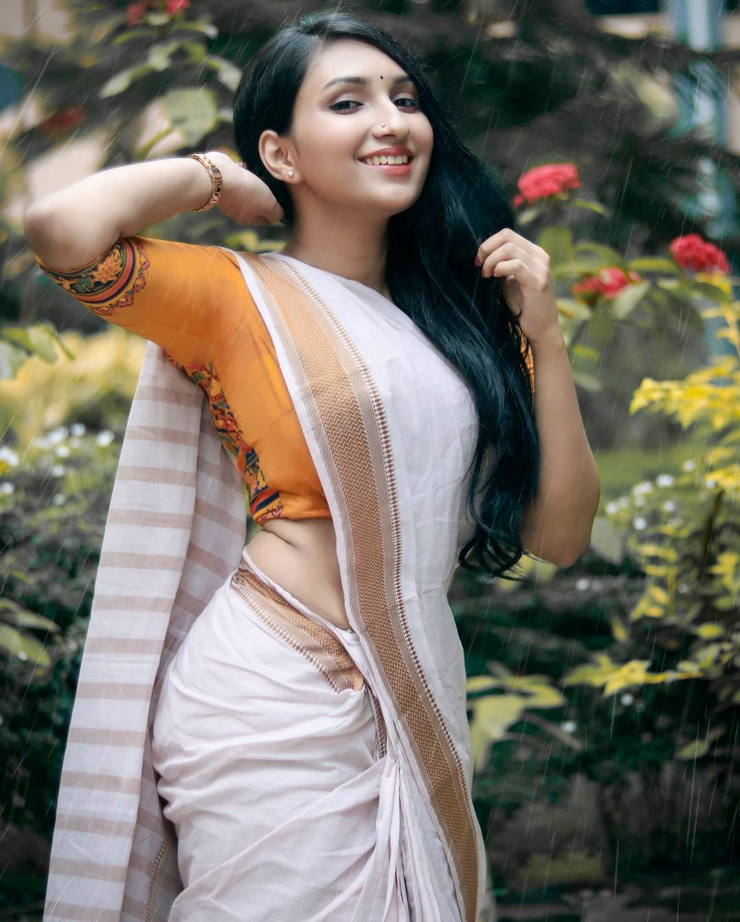 Sometimes curves cant be hidden by a saree | Scrolller