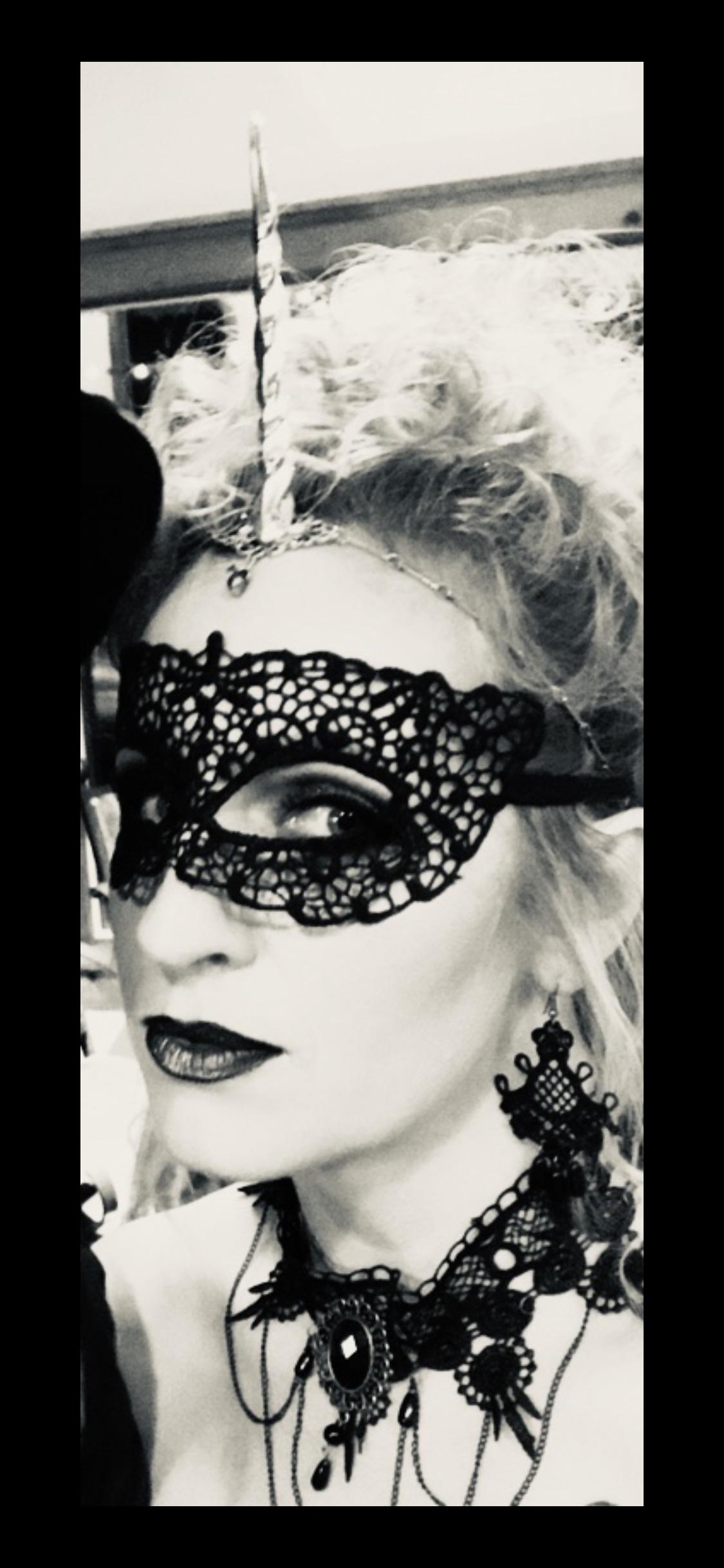 Sometimes the anonymity is hot! | Scrolller