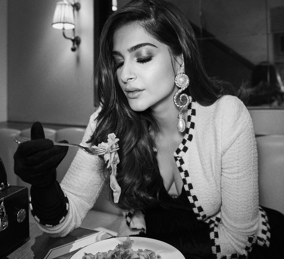 Sonam Kapoor Revealing Those Perky Ripe Breasts Scrolller