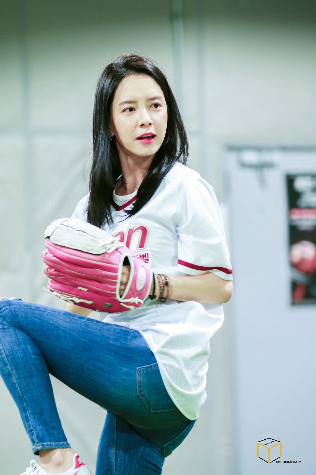 Song Ji Hyo first pitch for Nexen Heroes at the opening of 2017 KBO League Baseball Game | Scrolller