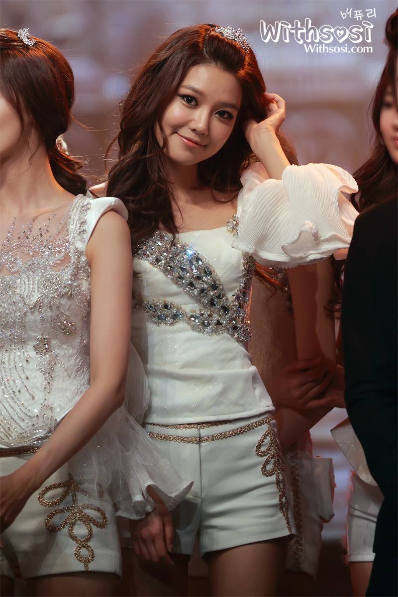 Sooyoung's gaze + smile + tilt head + tiara | Scrolller