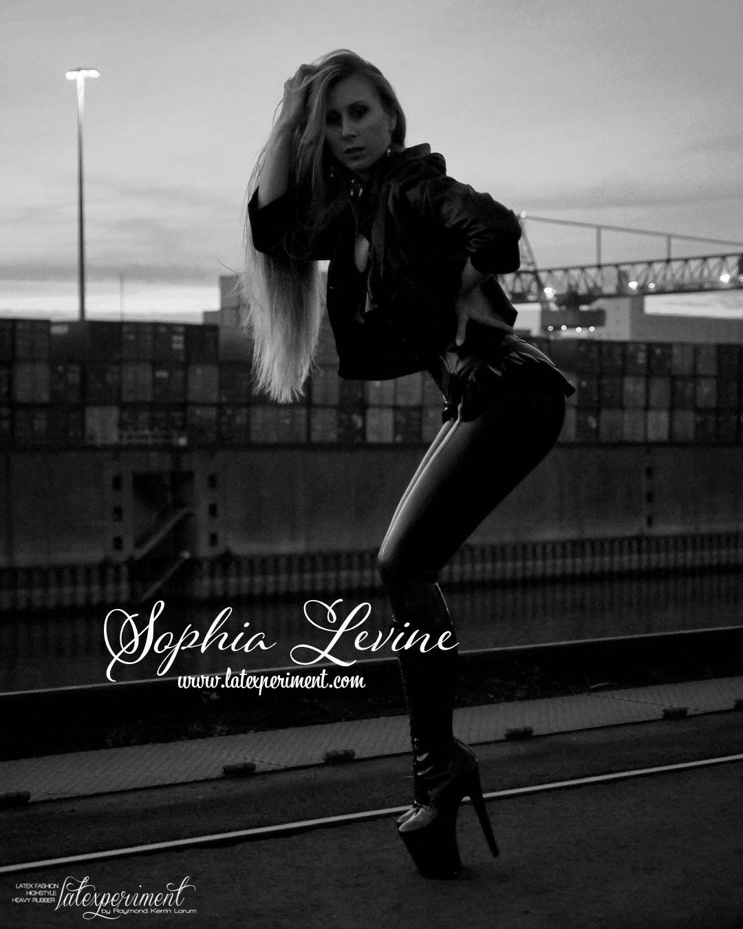 Sophia Levine after sunset (OC) | Scrolller