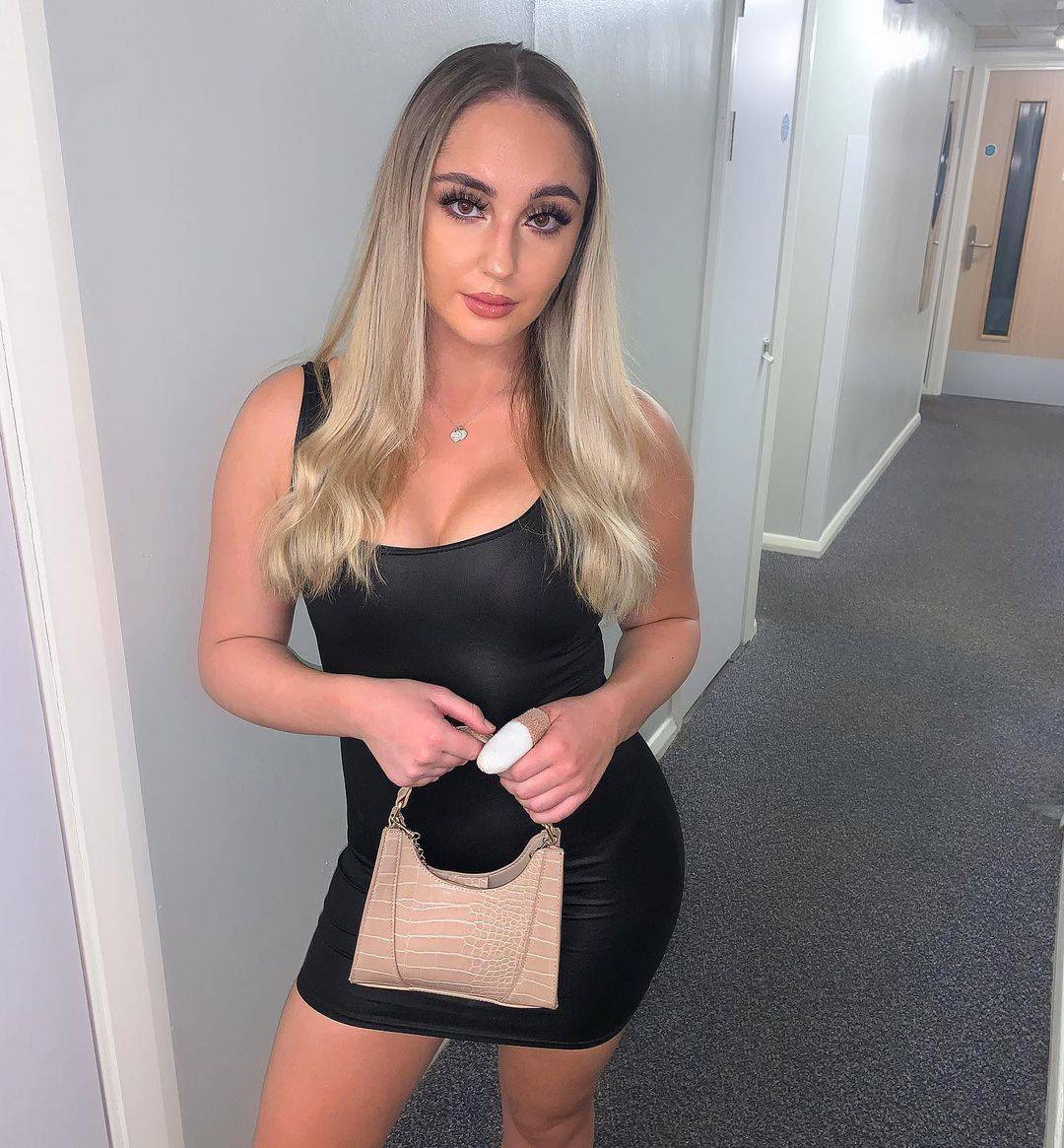 Sore thumb | Scrolller