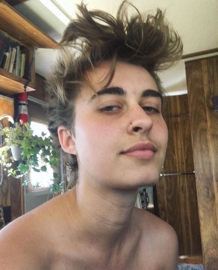 [SoSh] Friend of a friend... of a friend. | Scrolller