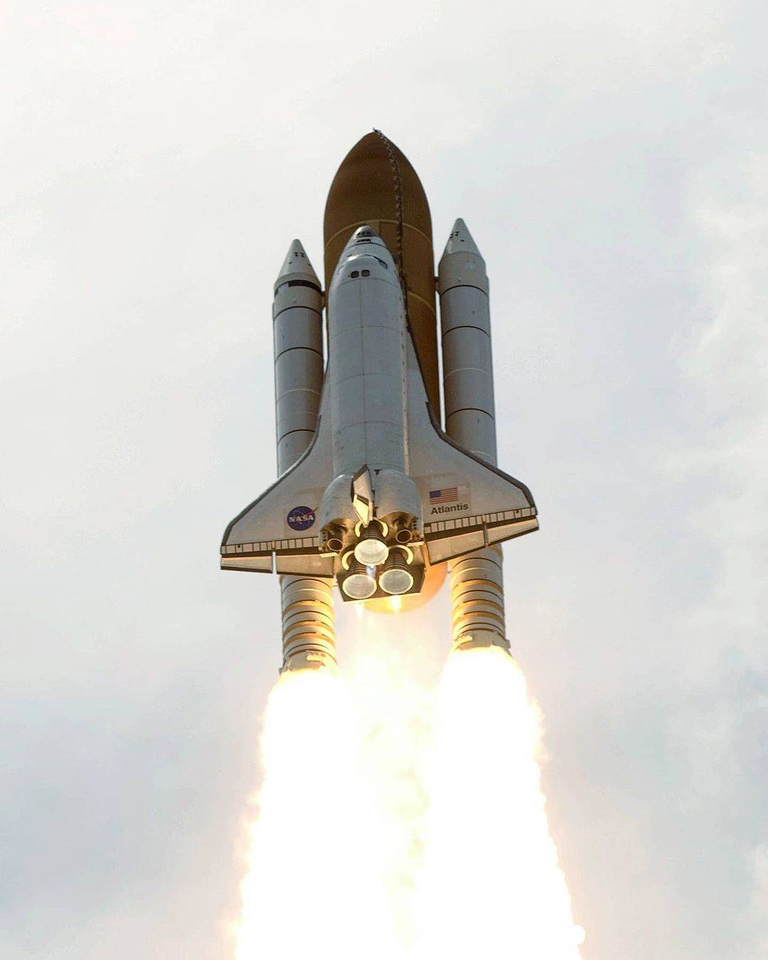 Space Shuttle Atlantis is seen heading to Earth orbit for rendezvous with NASA's Hubble Space ...
