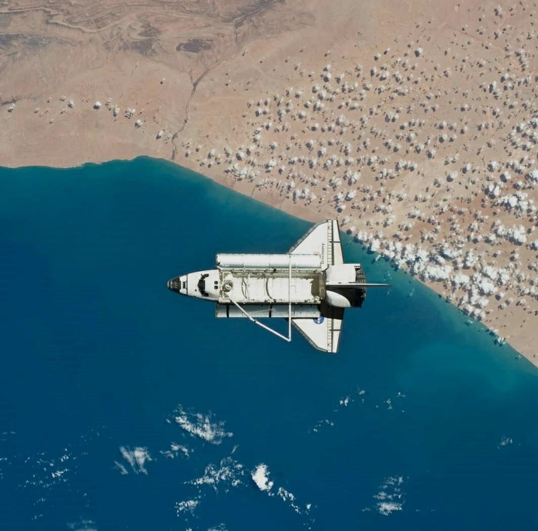 Space Shuttle Discovery departs the international Space station | Scrolller