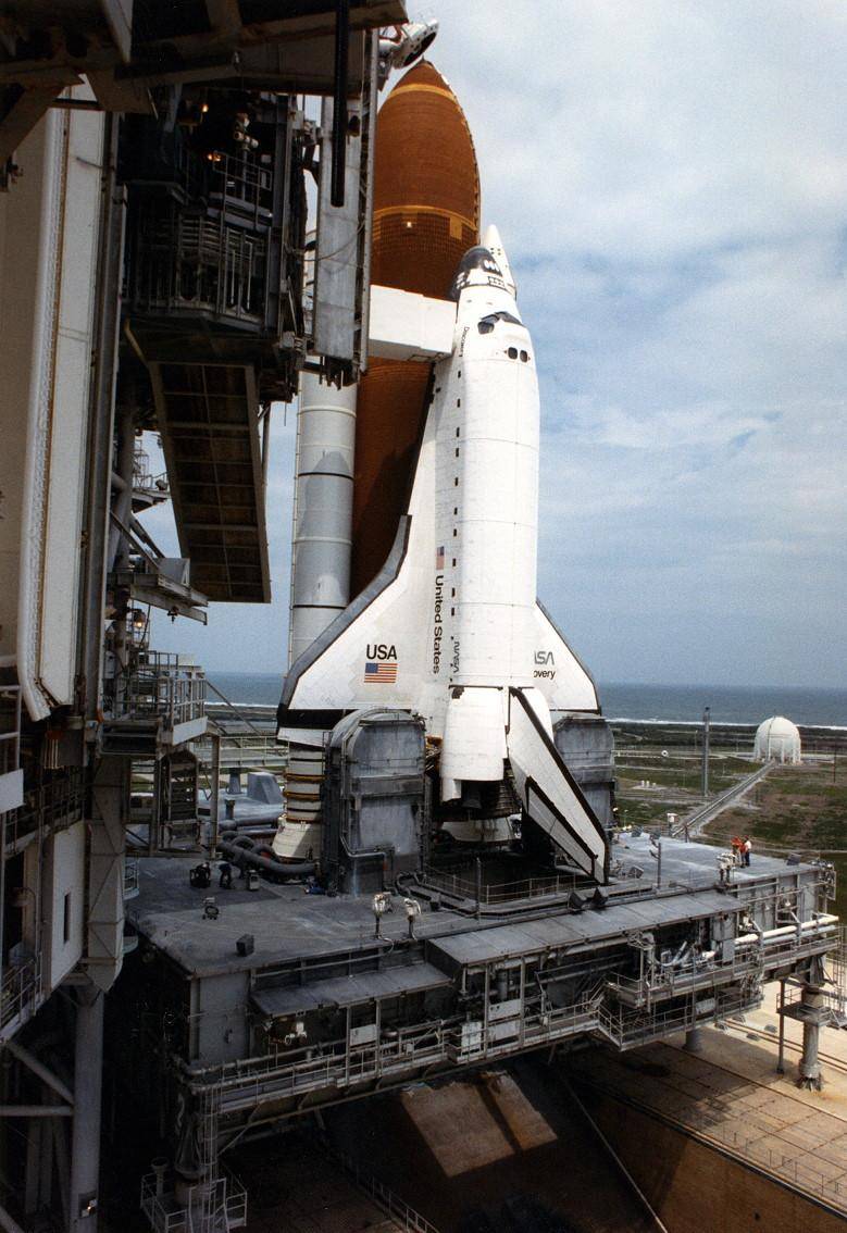 Space shuttle Discovery on the launchpad with humans for scale | Scrolller
