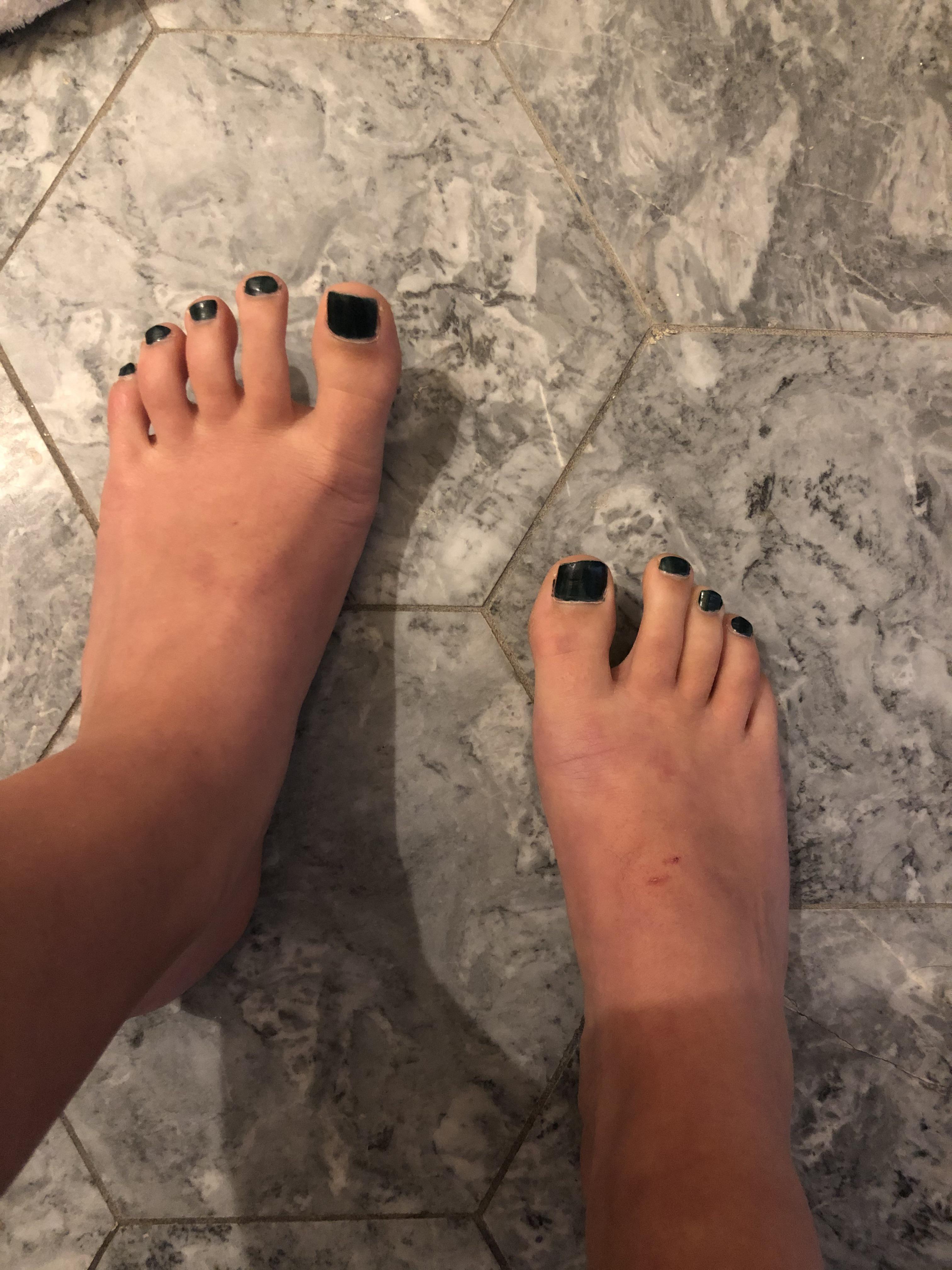 spoil me and my tiny feet🥺 | Scrolller