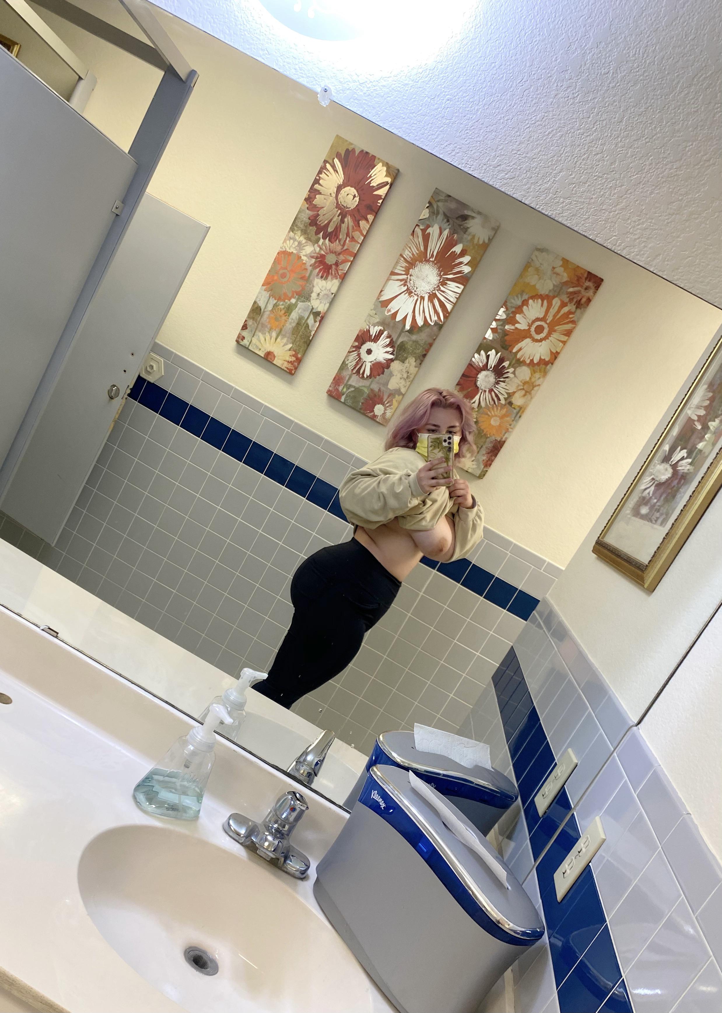 Spontaneous bathroom selfie! [oc] | Scrolller