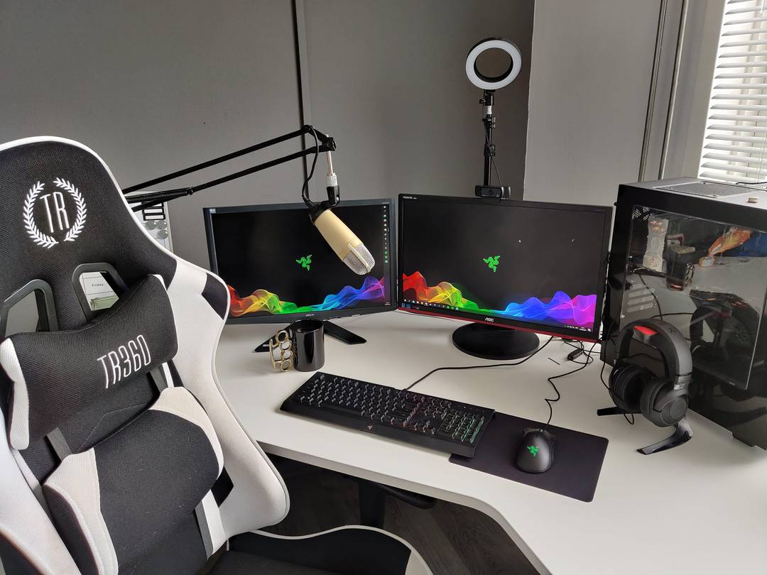 Still in love with my minimalistic gaming setup | Scrolller