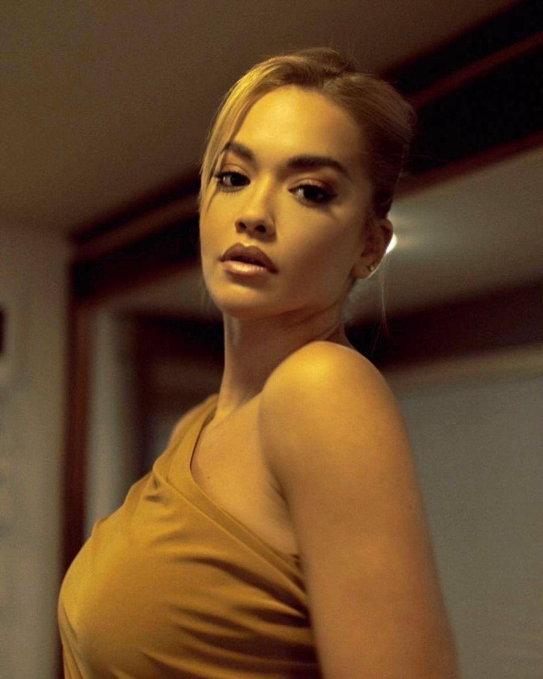 Stop looking at me like that Rita Ora! | Scrolller