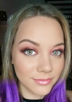 Straight hair look. | Scrolller