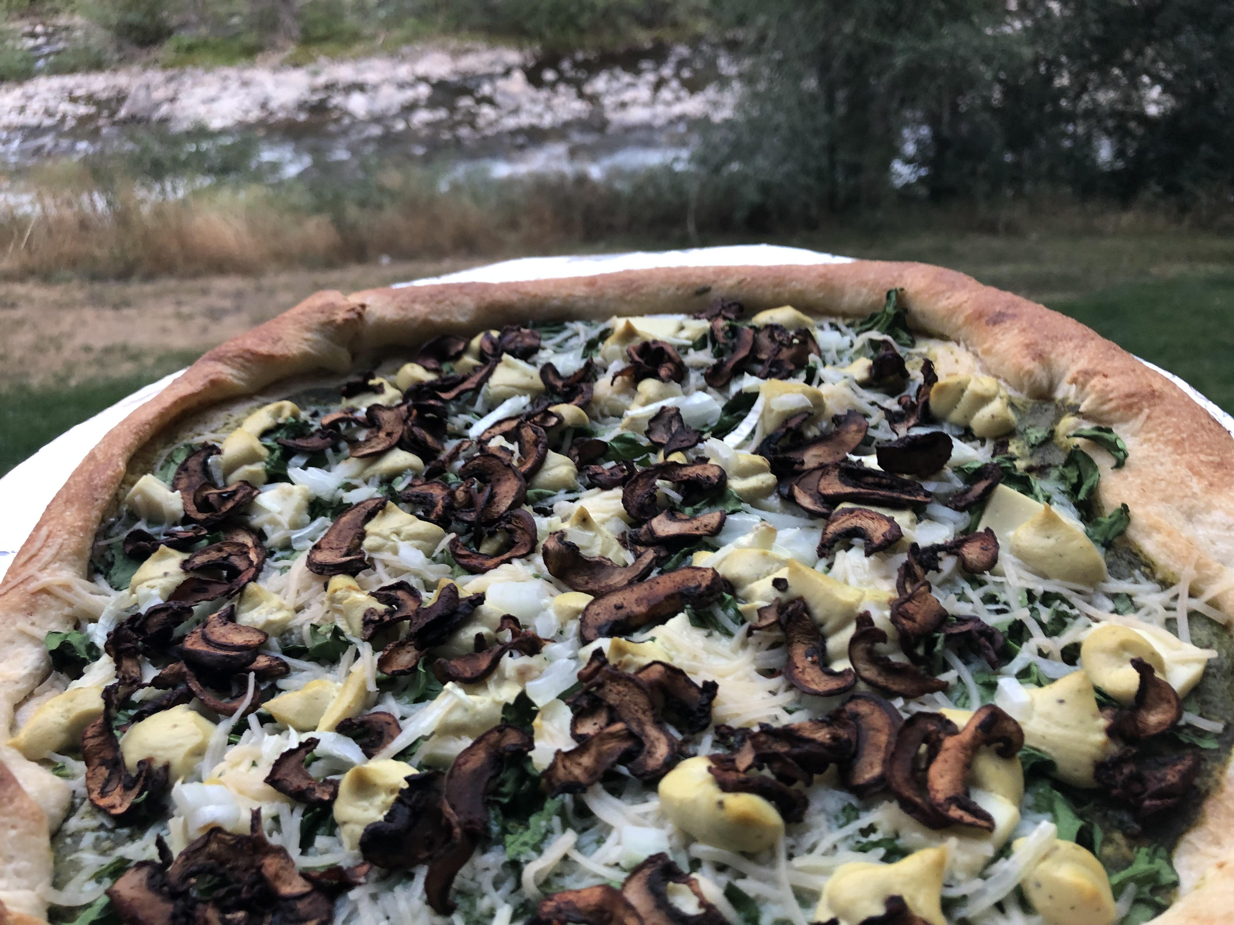Stuffed crust pizza with mushroom bacon, spinach and 3 types of cheese! It was delicious ...