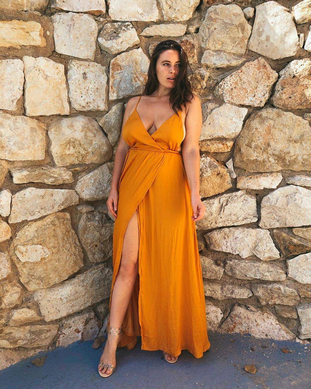 Stunning in an orange dress!! | Scrolller