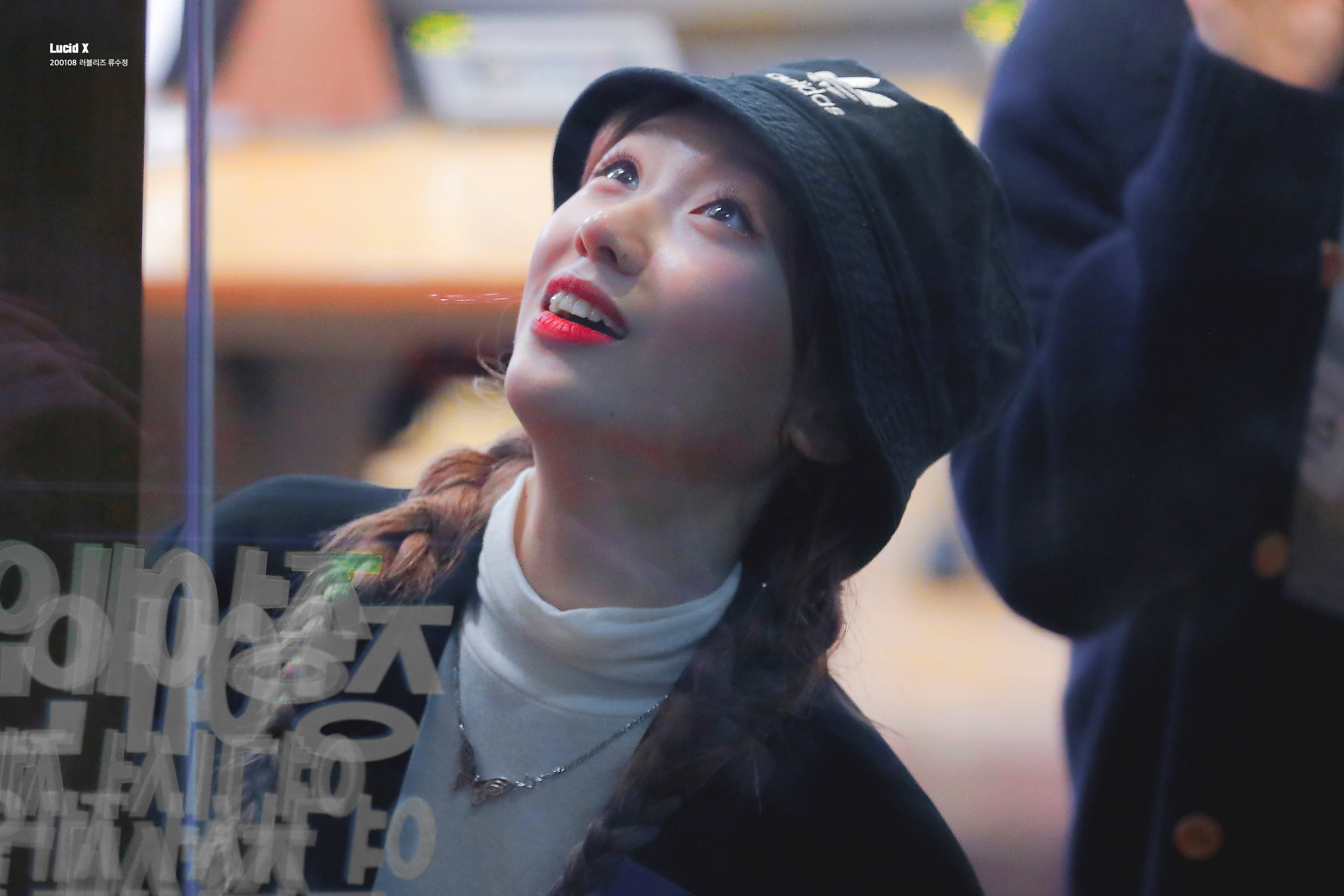 Sujeong looking up | Scrolller
