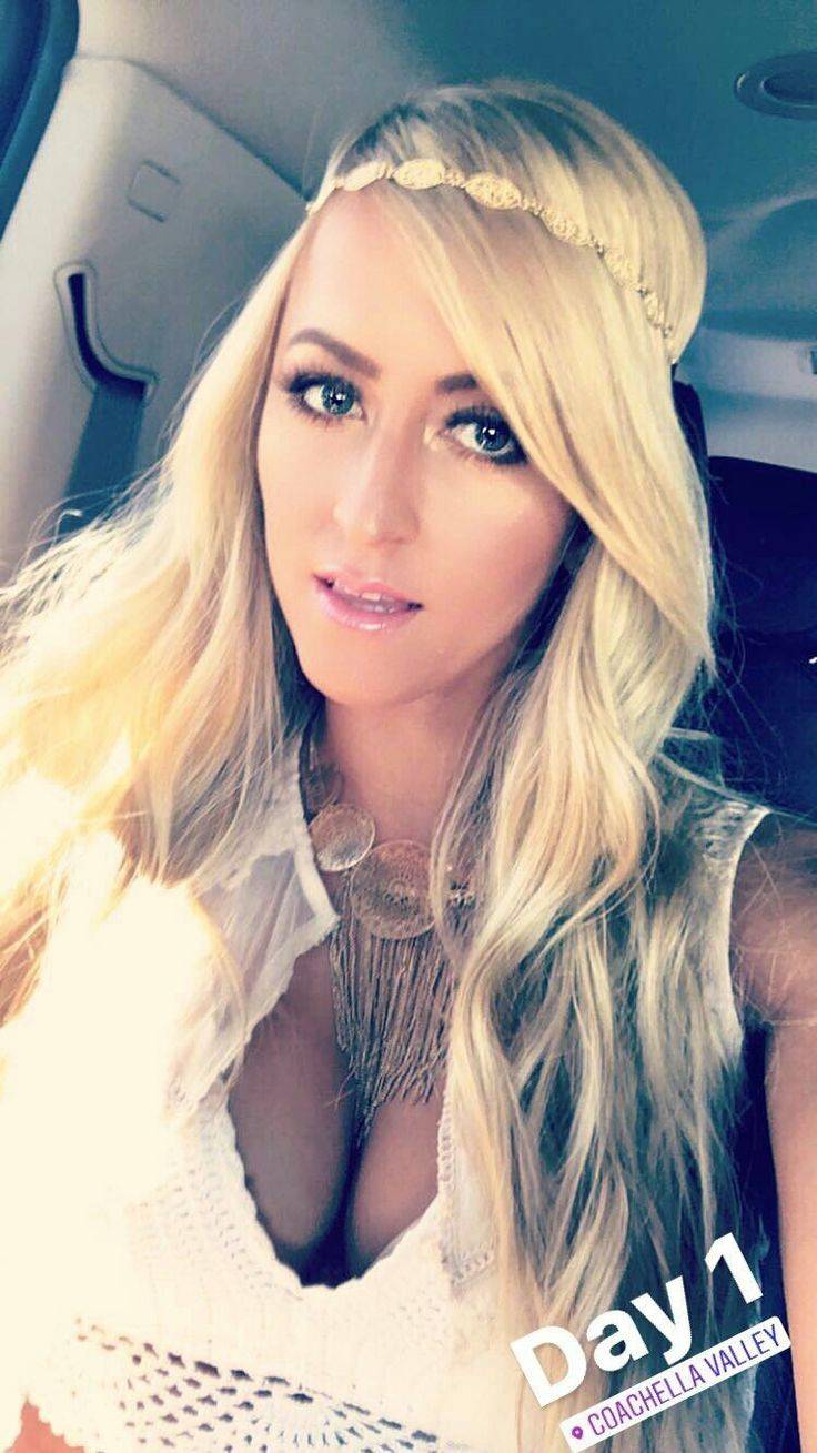 Summer Rae showing some cleavage | Scrolller
