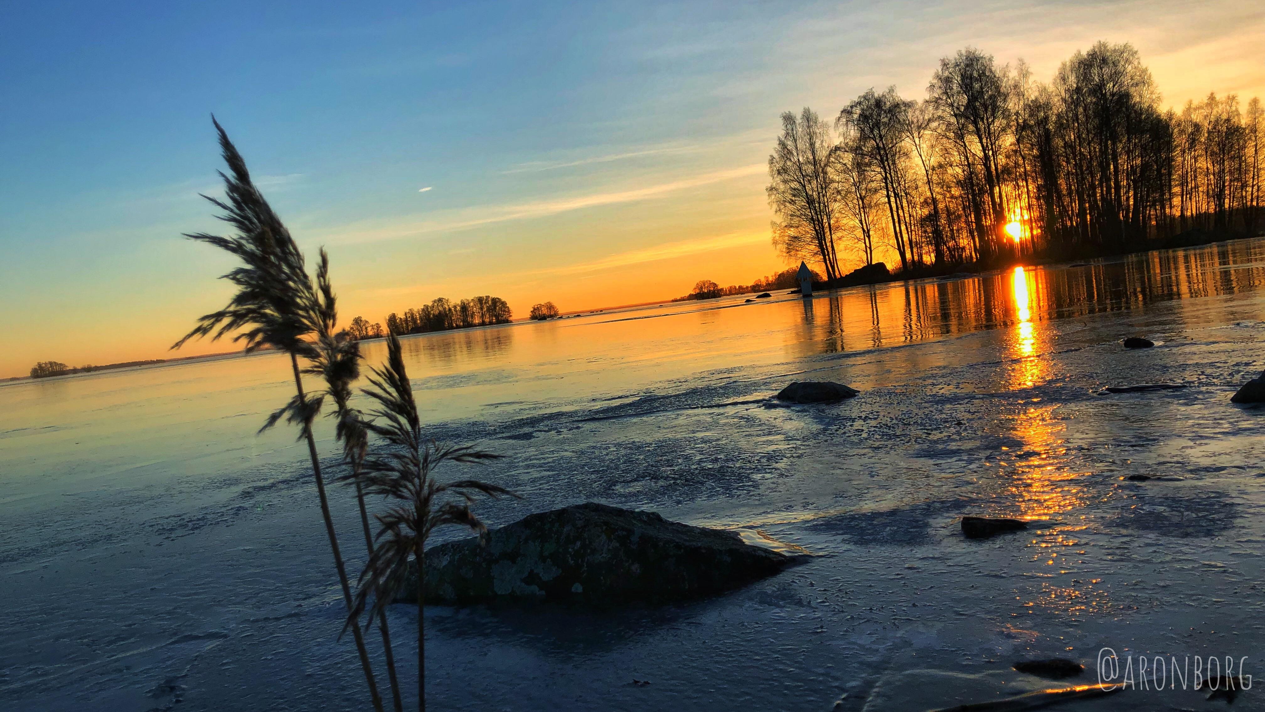 Sun caught trying to escape the Swedish horizon [OC] [3000x2000] @aronborg | Scrolller