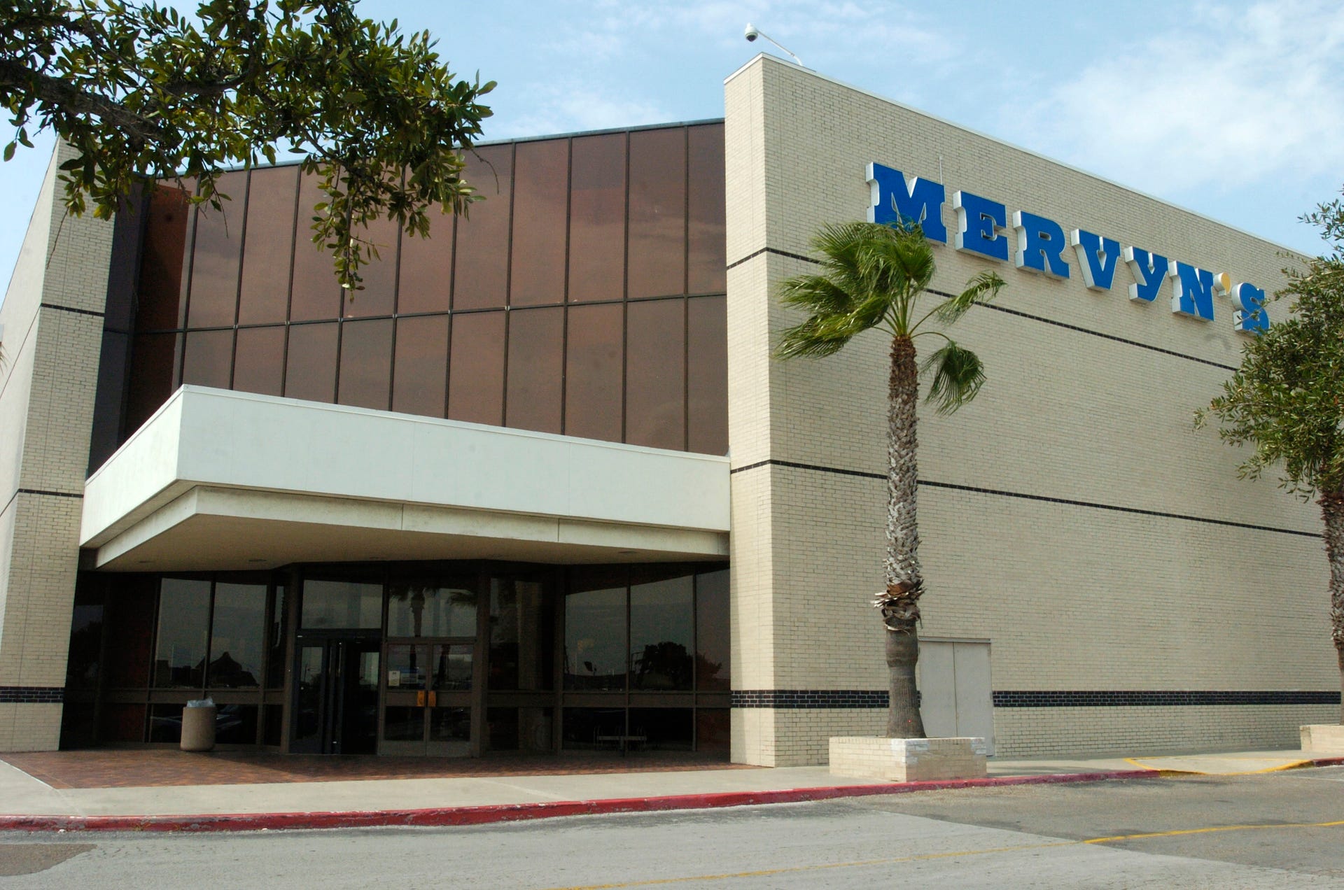 Sunrise Mall Mervyn's in 2005 | Scrolller