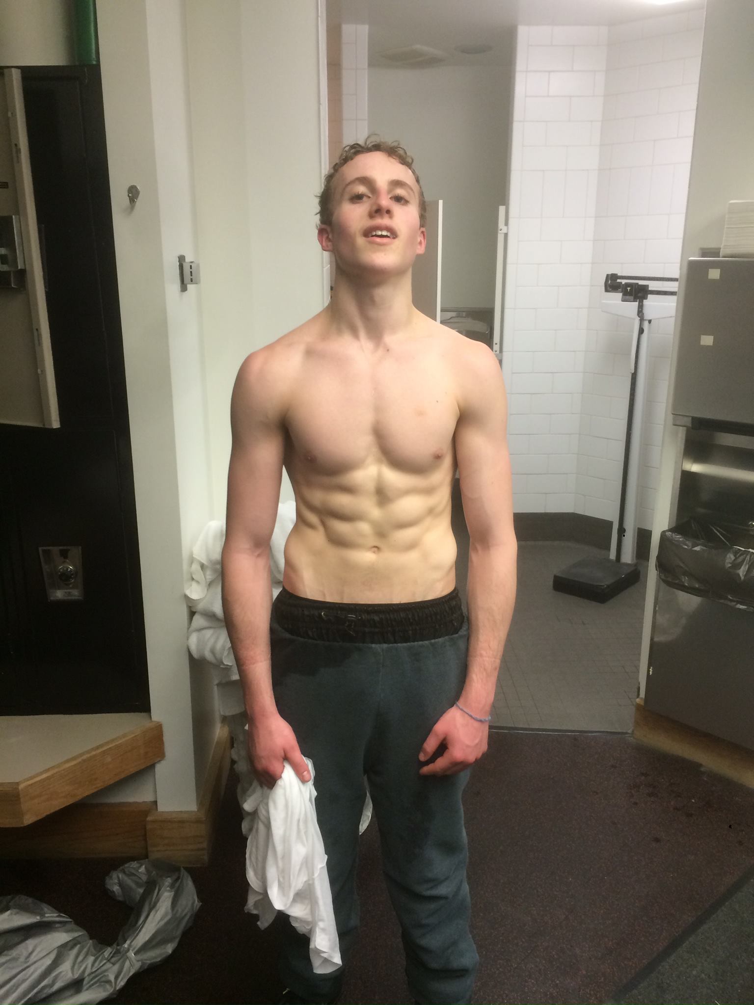 Sweaty Straight Guy Abs | Scrolller