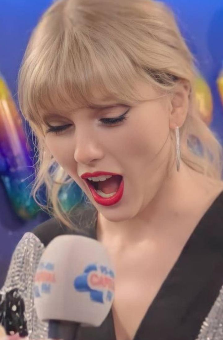 Taylor Swift Is About To Start Giving You A Blowjob Scrolller