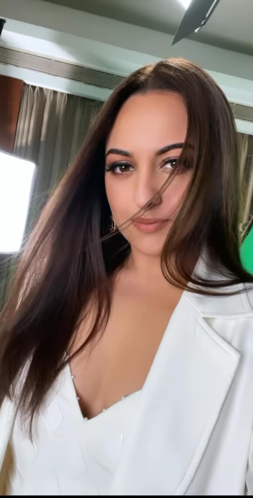 That cleavage view and little soft boobs and her face attract me most🤤 | Scrolller
