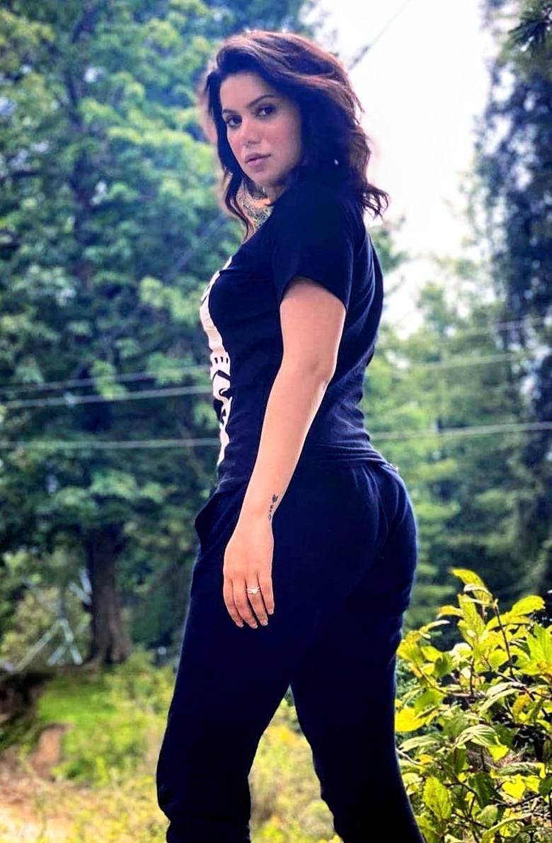 That kink in Ghana Ali always makes me damn hard💦🍆💦 I wanna pound this slut until she fall ...