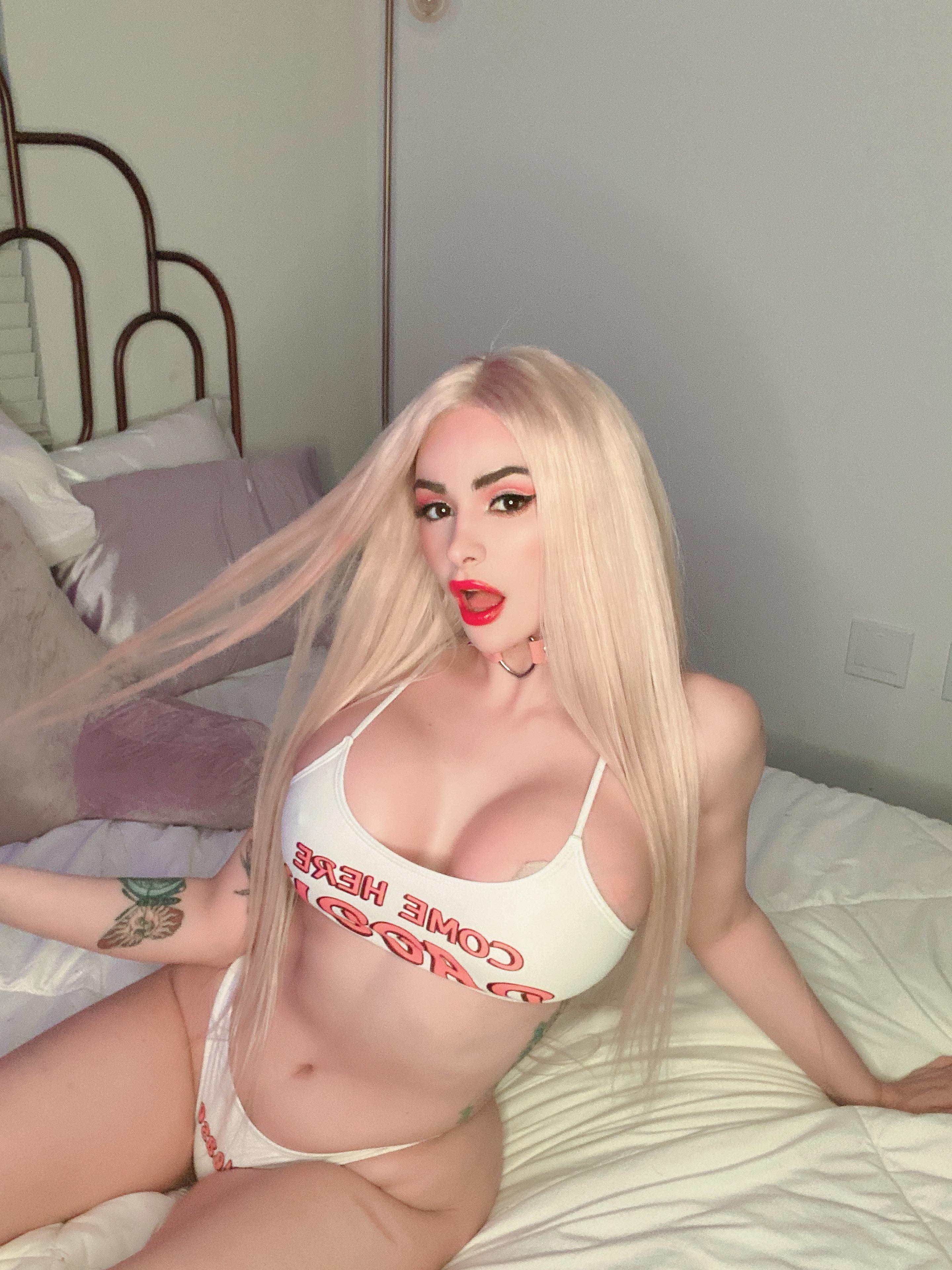 the blonde wig has me feeling even more like a bimbo and I love it💕 | Scrolller