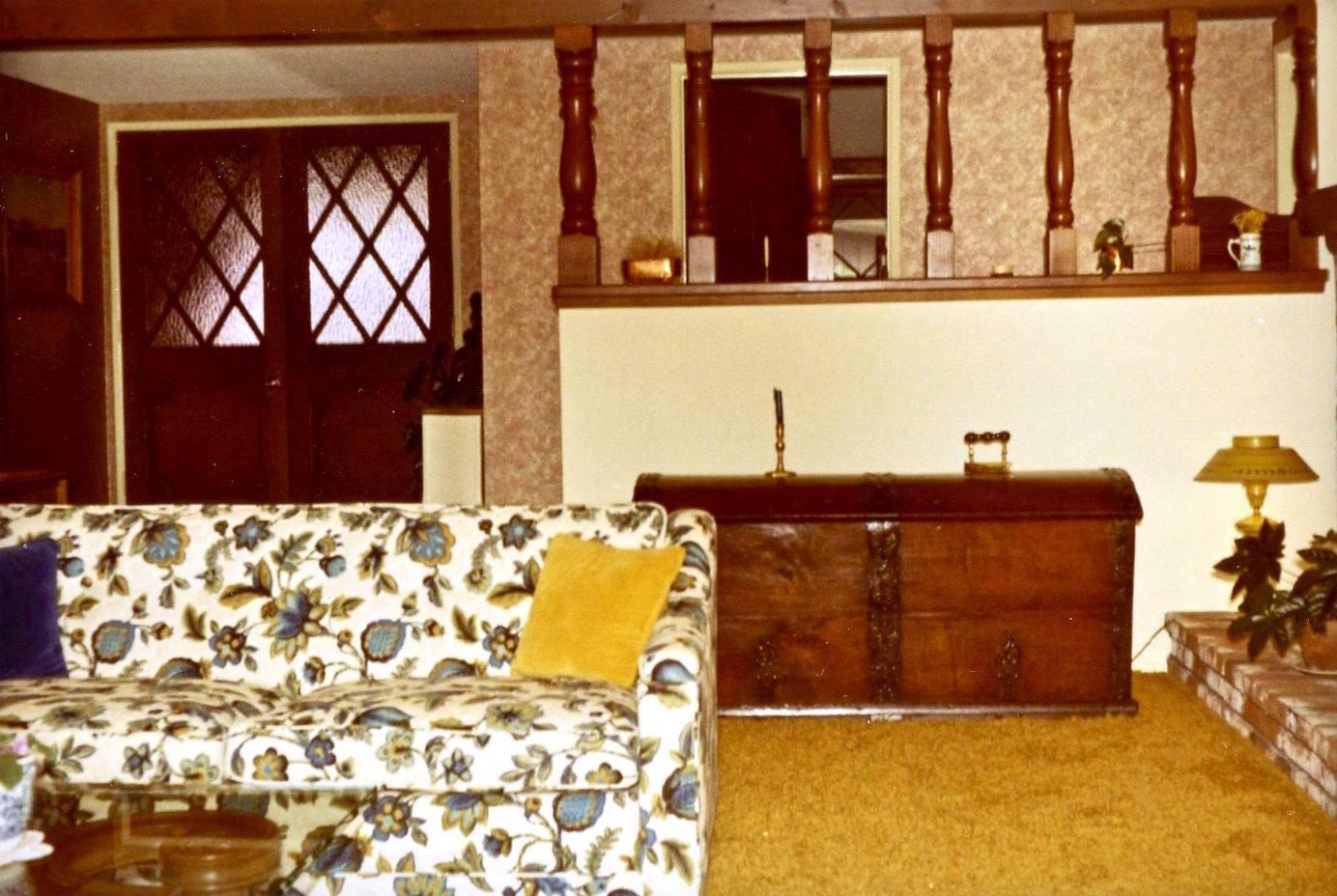 The interior decor of a home in the 1970s. | Scrolller