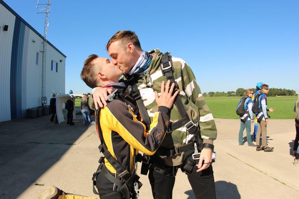 The last kiss before we went skydiving | Scrolller