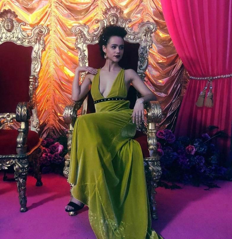 The Queen on her throne. | Scrolller